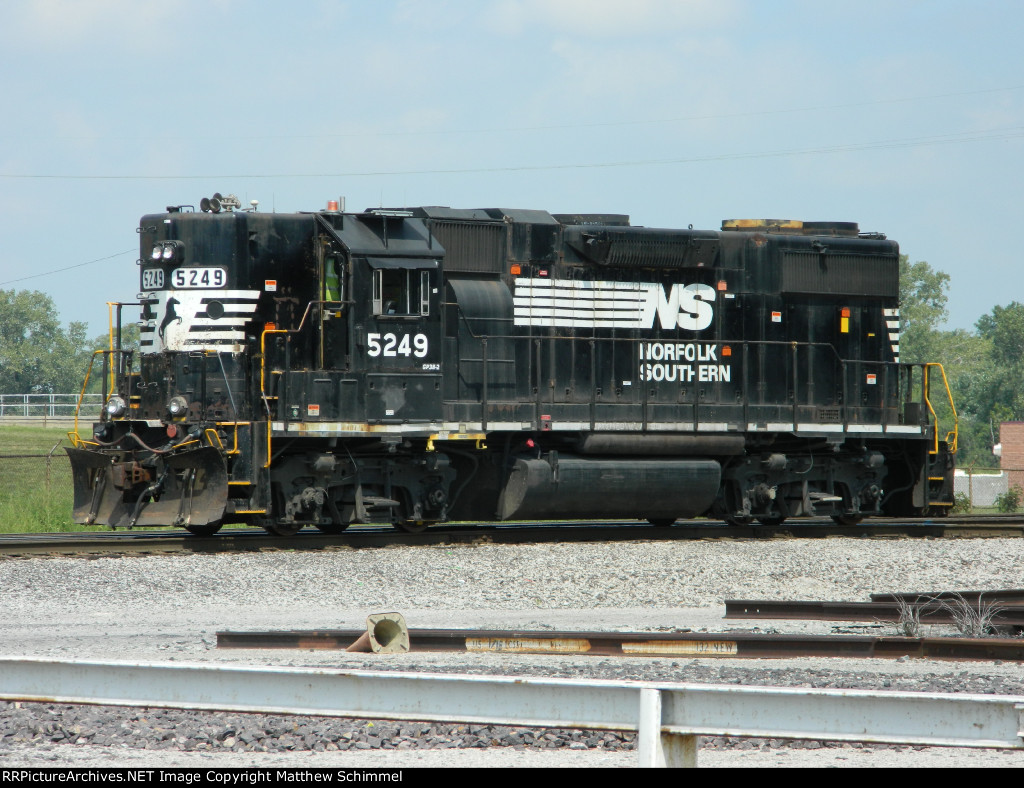 NS High Hood GP38-2
